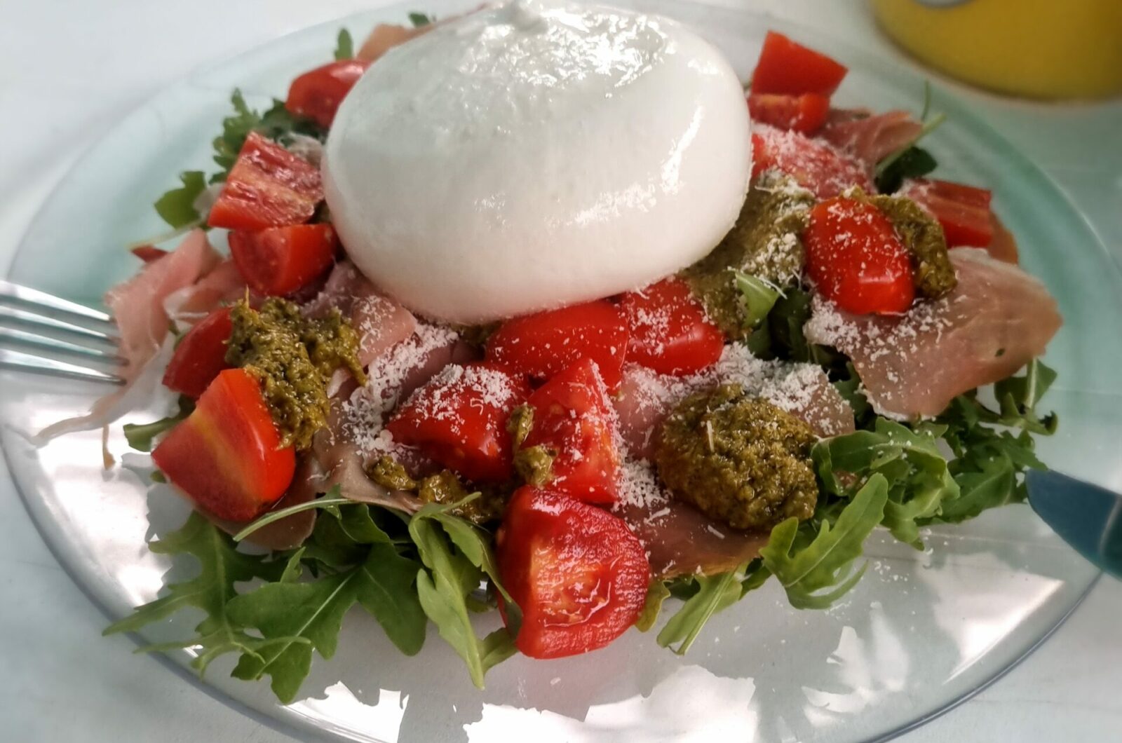 Burratasalade met Italiaanse rauwe ham en pesto - Voedselpaleis